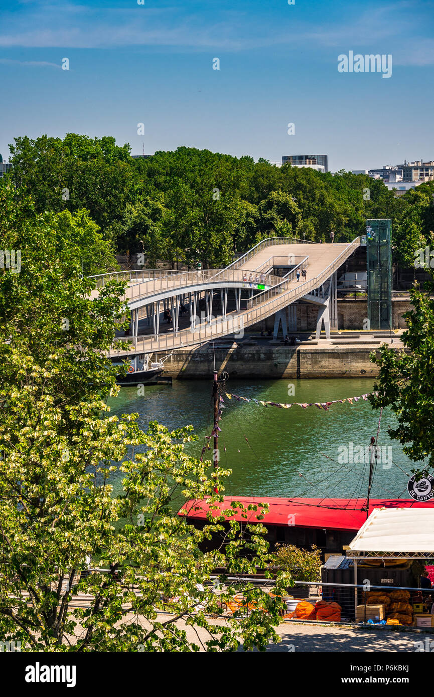 The Simone de Beauvoir footbridge crosses the River Seine from the ...