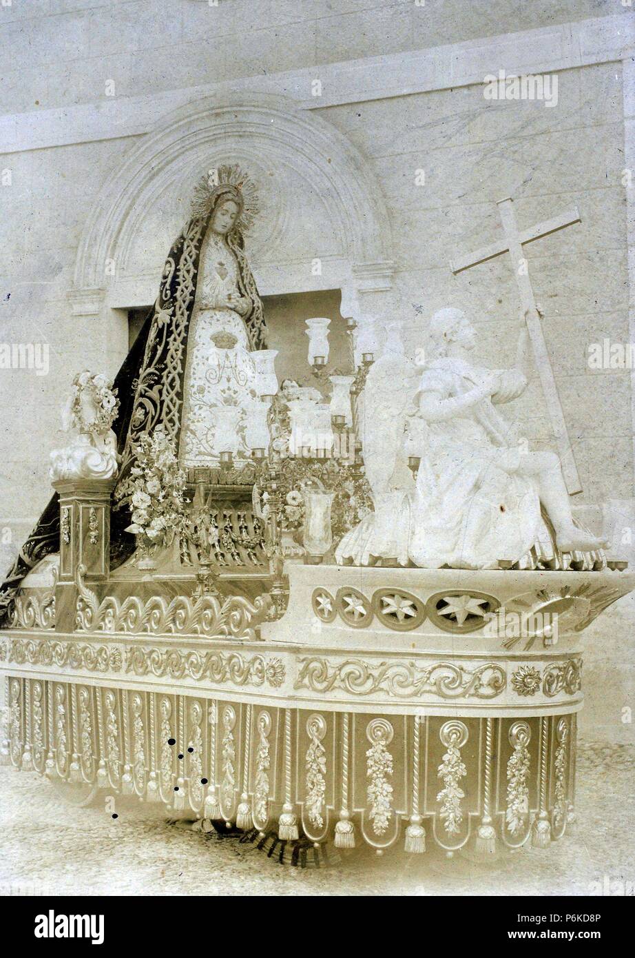 Imagen de la Virgen de la Soledad y Desamparo de Madrid, en su trono ...