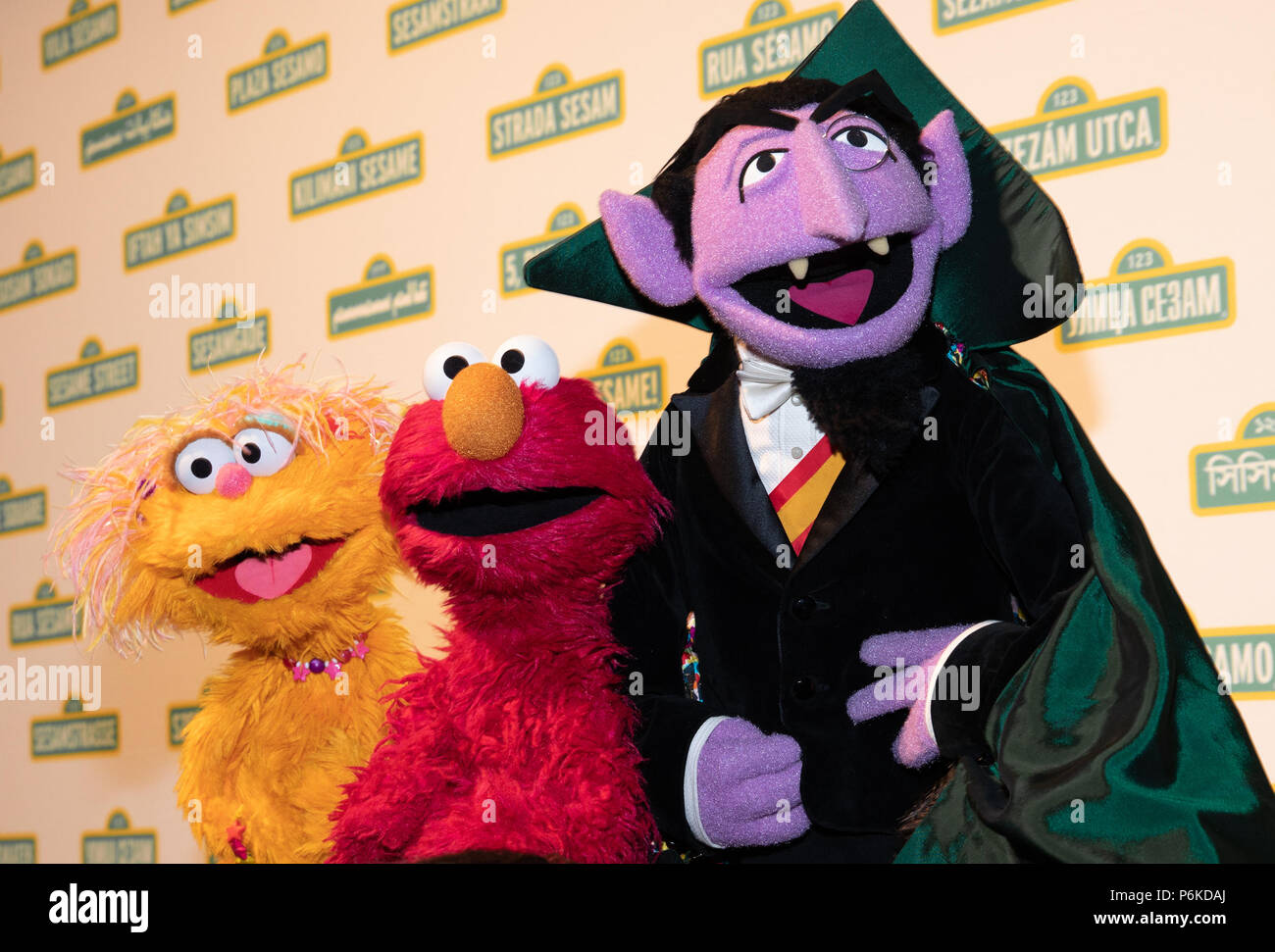 Count von count sesame hi-res stock photography and images - Alamy