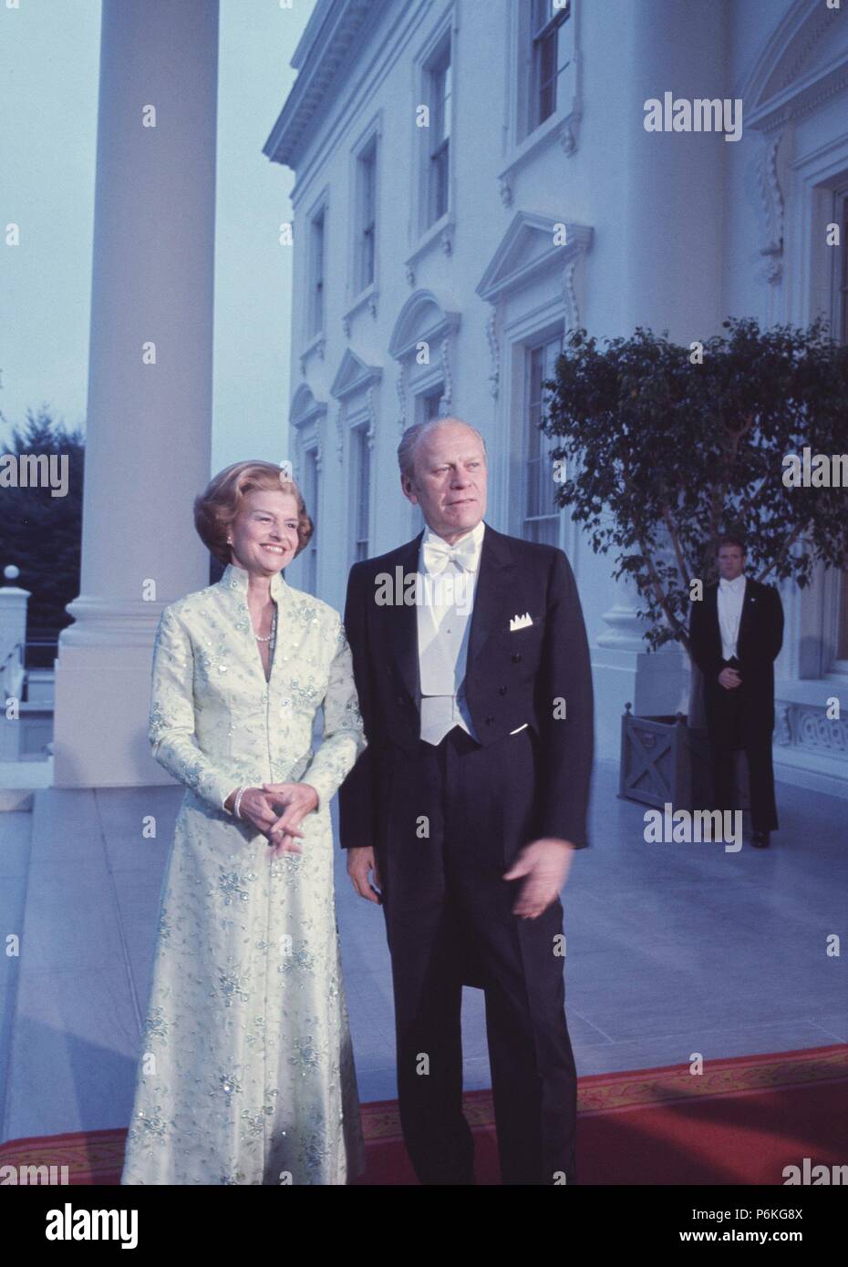FORD, GERALD RUDOLPH. POLITICO USA. 1913-. FOTO CON SU ESPOSA DURANTE ...