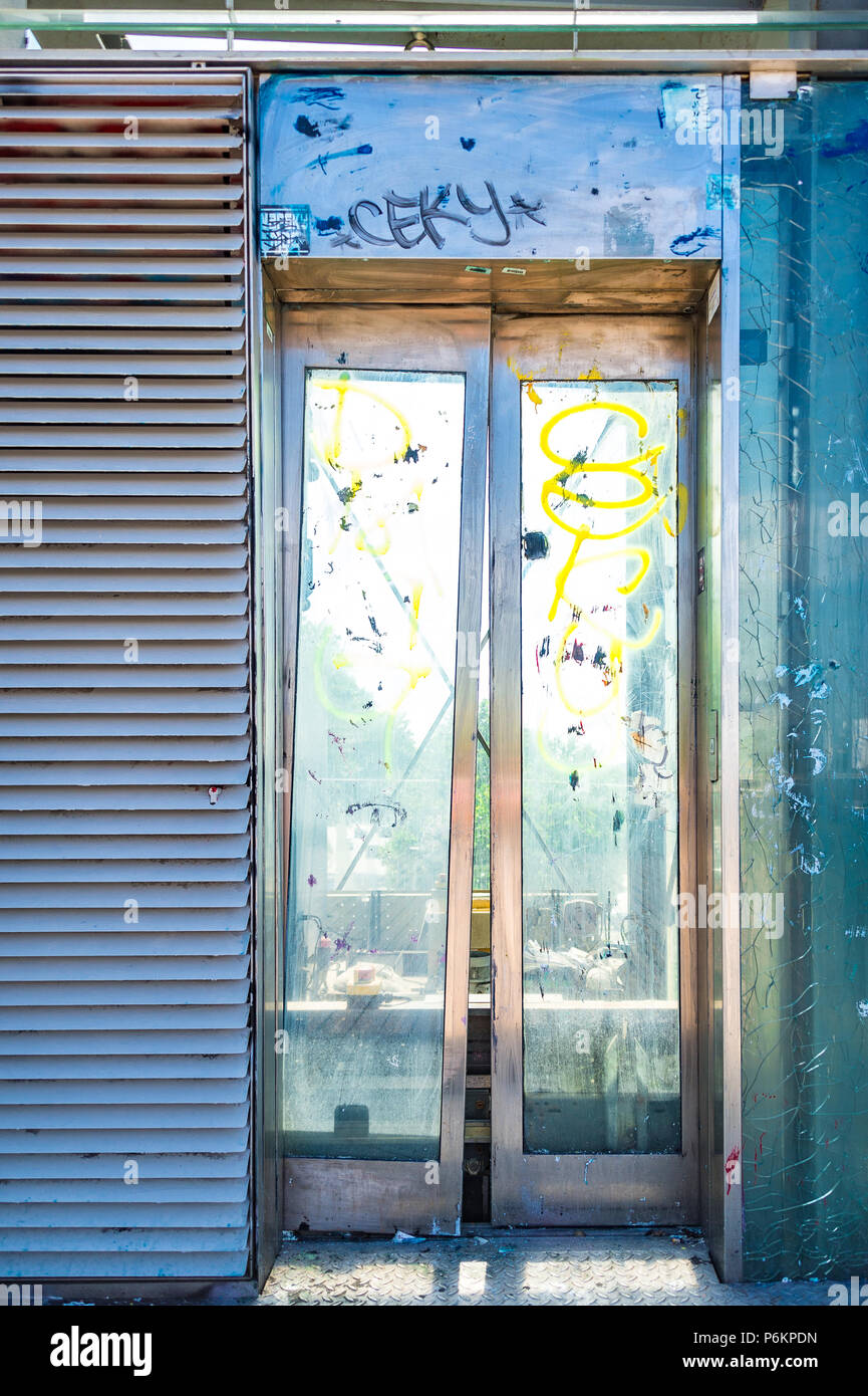 Elevator banks hi-res stock photography and images - Alamy