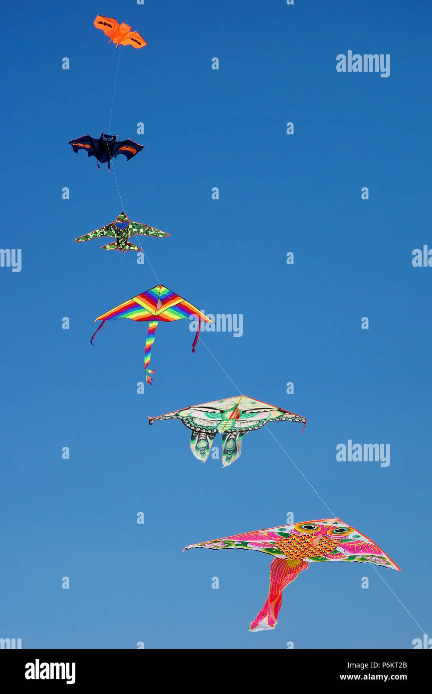 Single line kites hi-res stock photography and images - Alamy