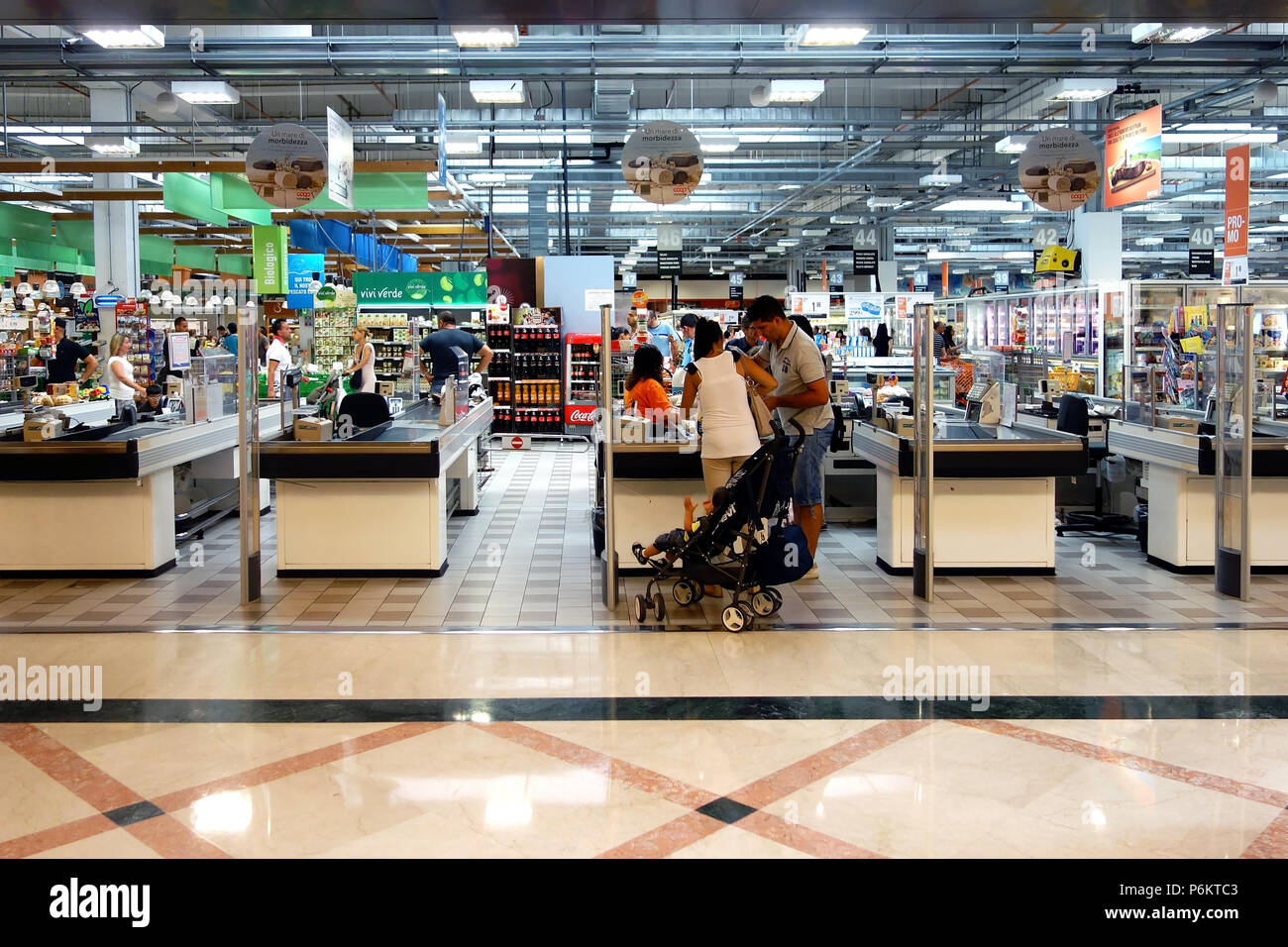 Customers at supermarket making check out Stock Photo - Alamy
