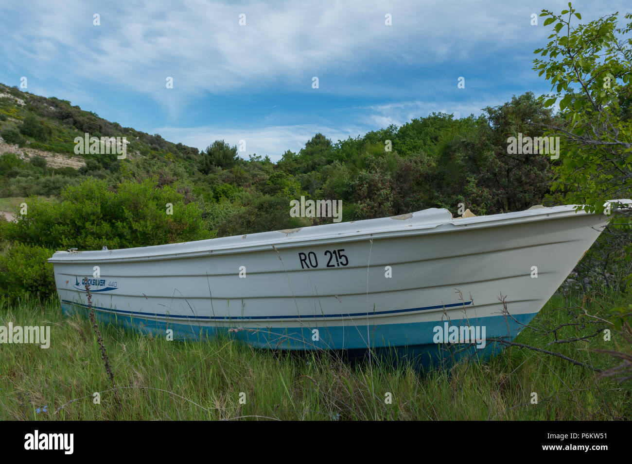 Stranded rowing boat hi-res stock photography and images - Alamy