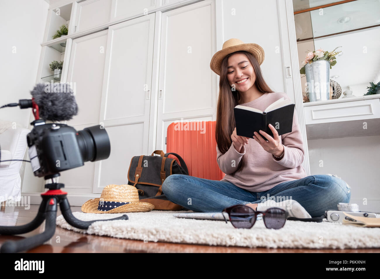 Female baggage hi-res stock photography and images - Alamy