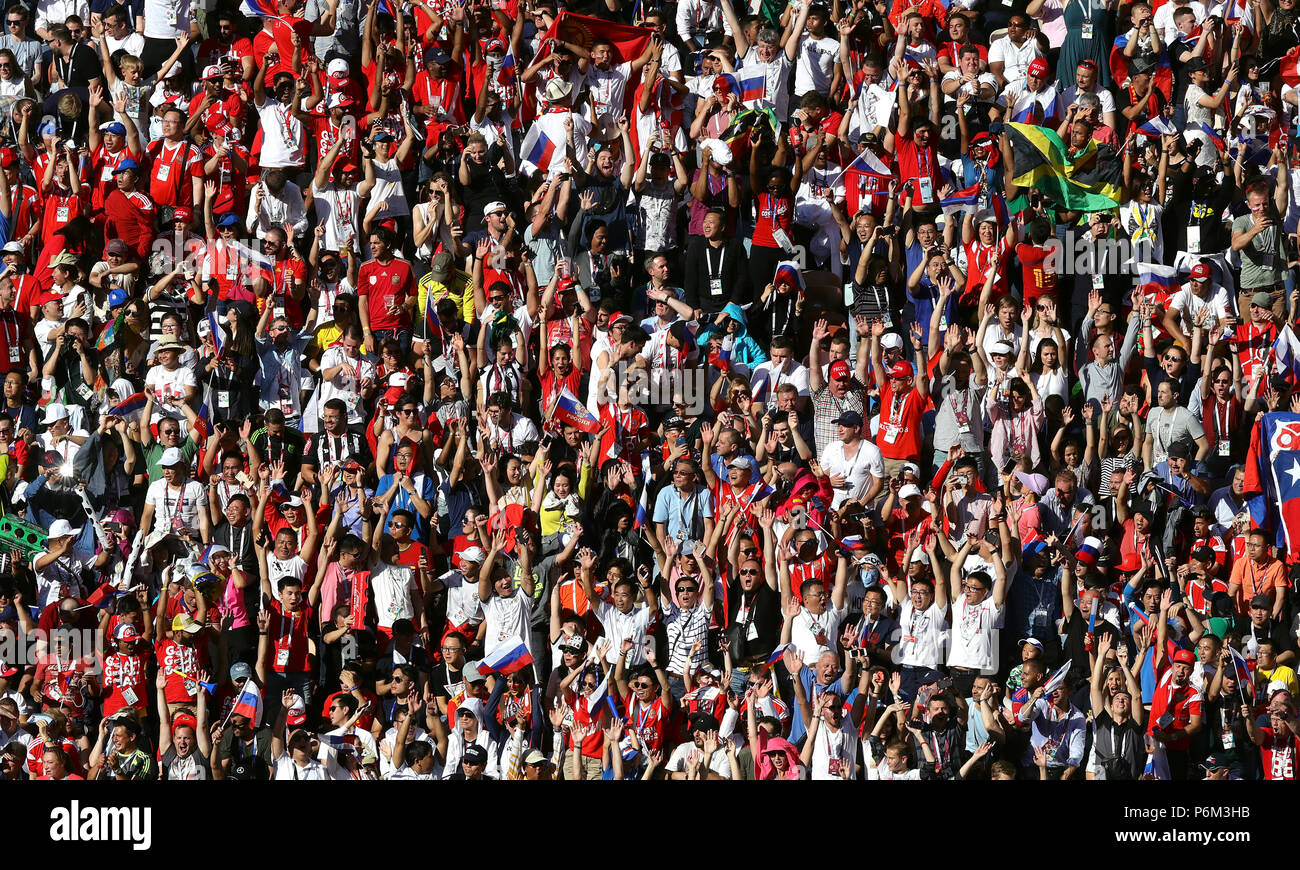 Mexican crowd flags hi-res stock photography and images - Alamy