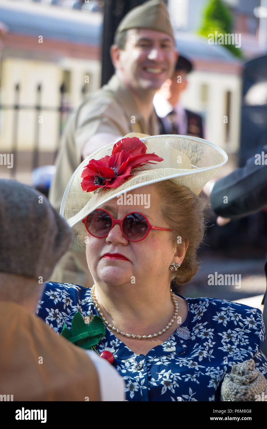 Female soldier back view uk hi-res stock photography and images - Alamy