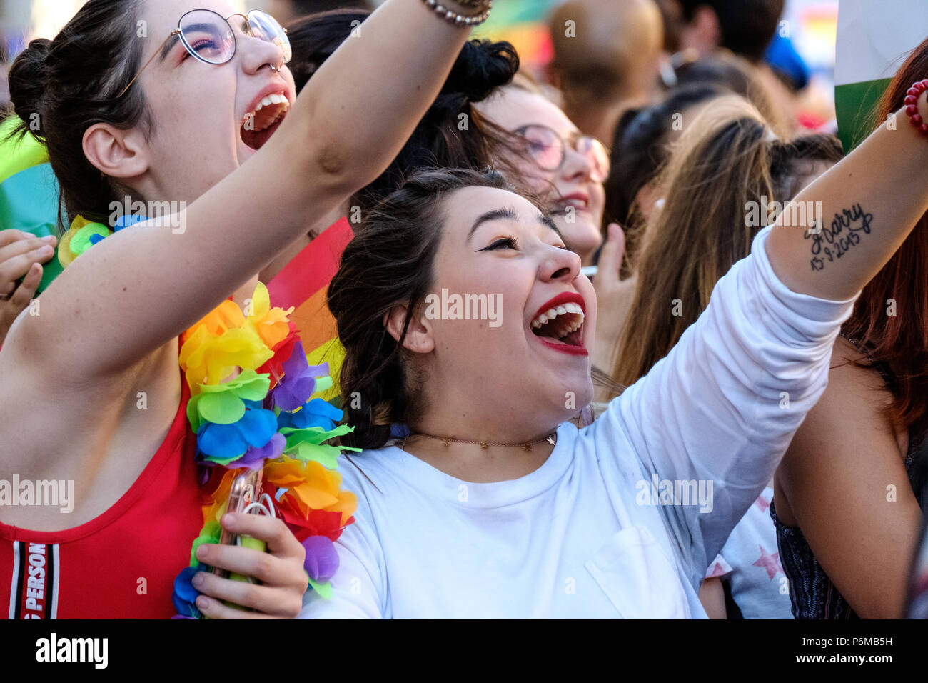 Crowd girls screaming hi-res stock photography and images - Alamy