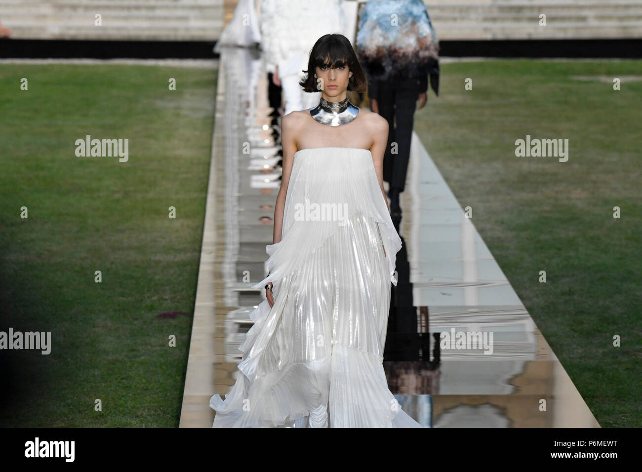 Fashion shows hi-res stock photography and images - Alamy