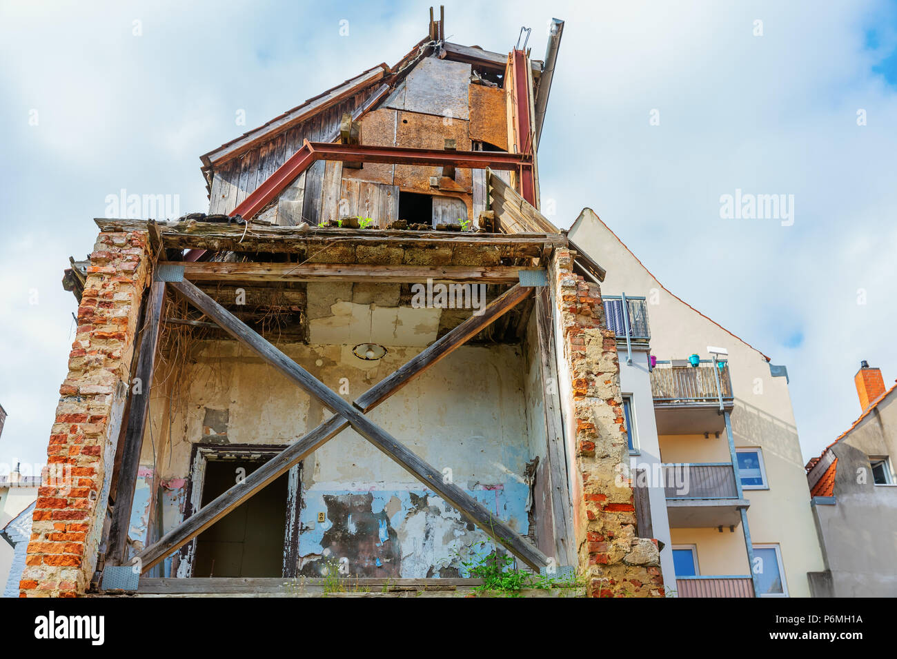 Condemned house hi-res stock photography and images - Alamy
