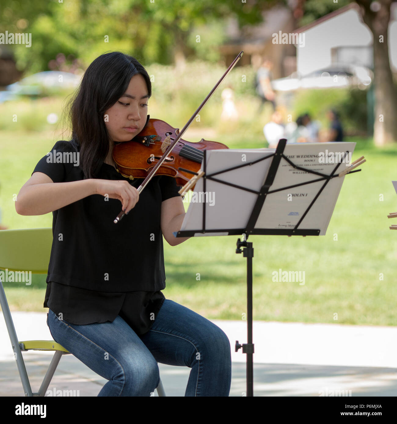 Student playing violin hi-res stock photography and images - Alamy