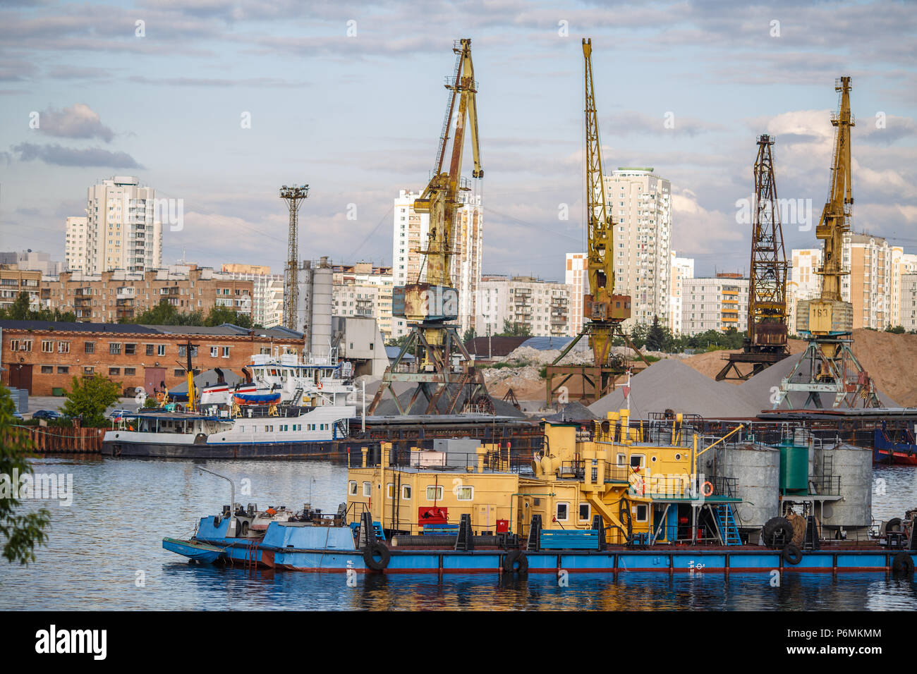 Barge Loading Conveyors High Resolution Stock Photography and Images ...