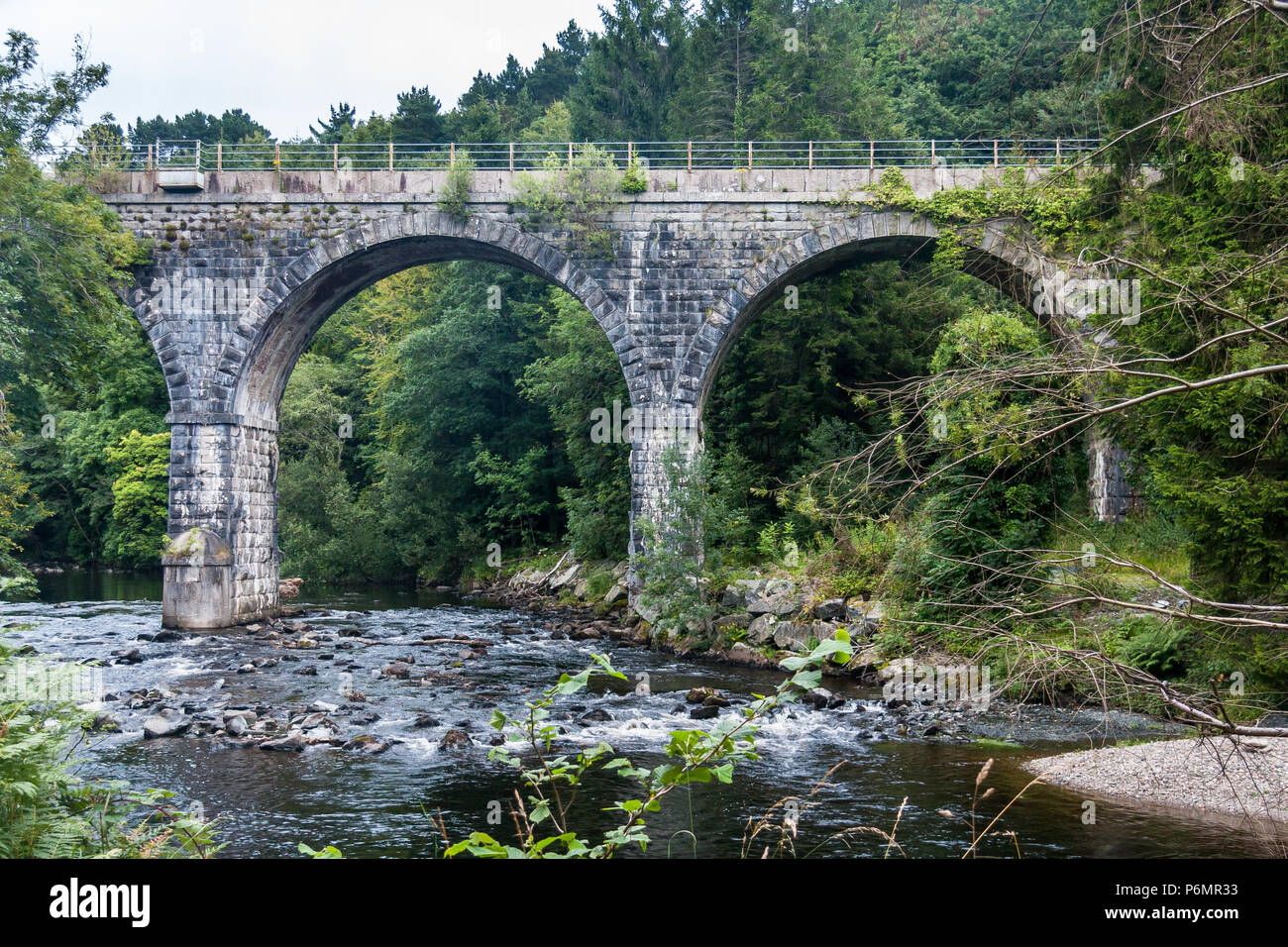 Old stone bridge ireland hi-res stock photography and images - Alamy