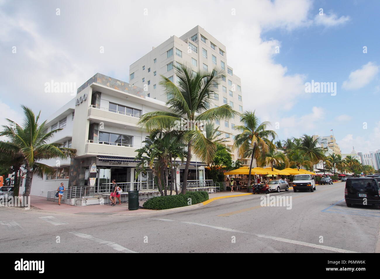 Street scene of the art deco buildings on Ocean Drive in Miami Beach ...