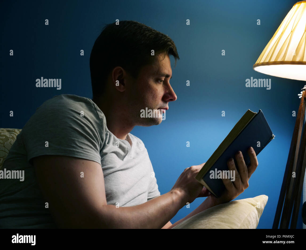 Man sitting reading book hi-res stock photography and images - Alamy