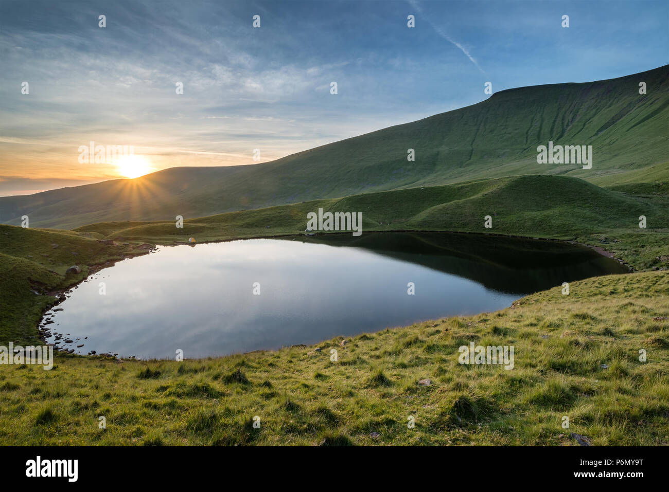 Beautiful Summer sunrise landscape by Llyn Cwm Llwch lake in Brecon ...