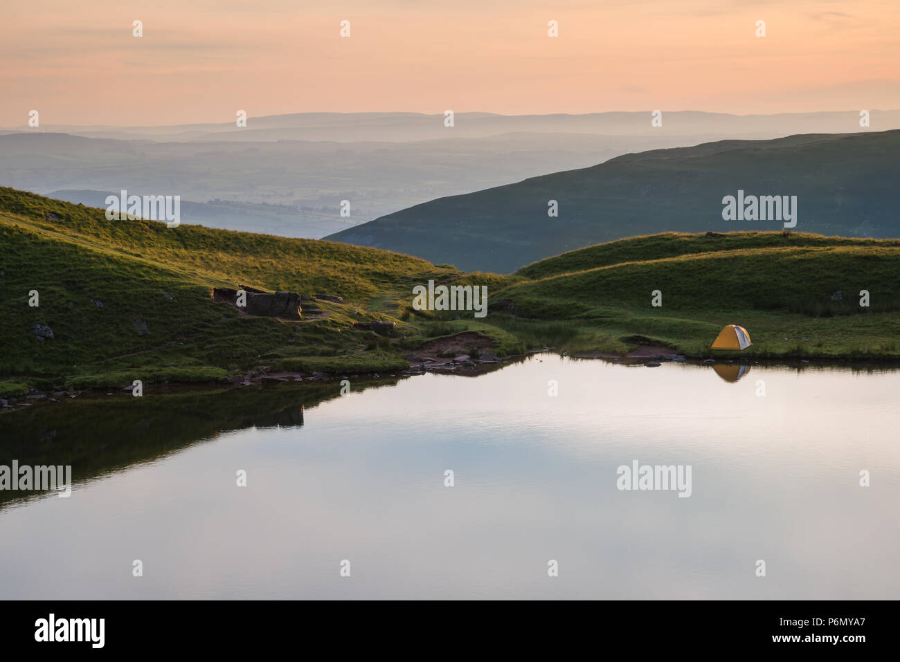 Beautiful Summer sunrise landscape by Llyn Cwm Llwch lake in Brecon ...