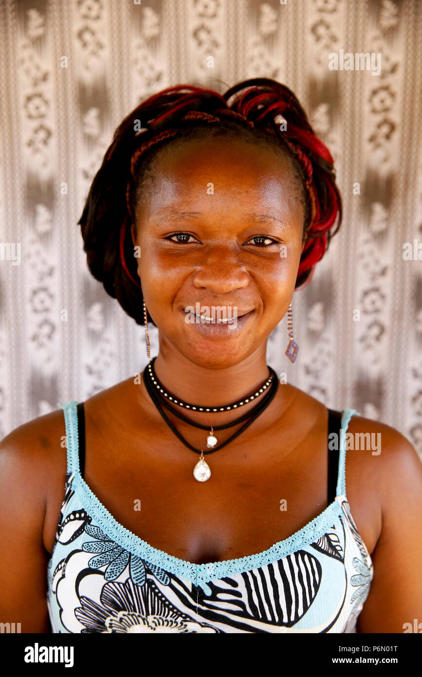Dapaong hairdresser. Togo Stock Photo - Alamy