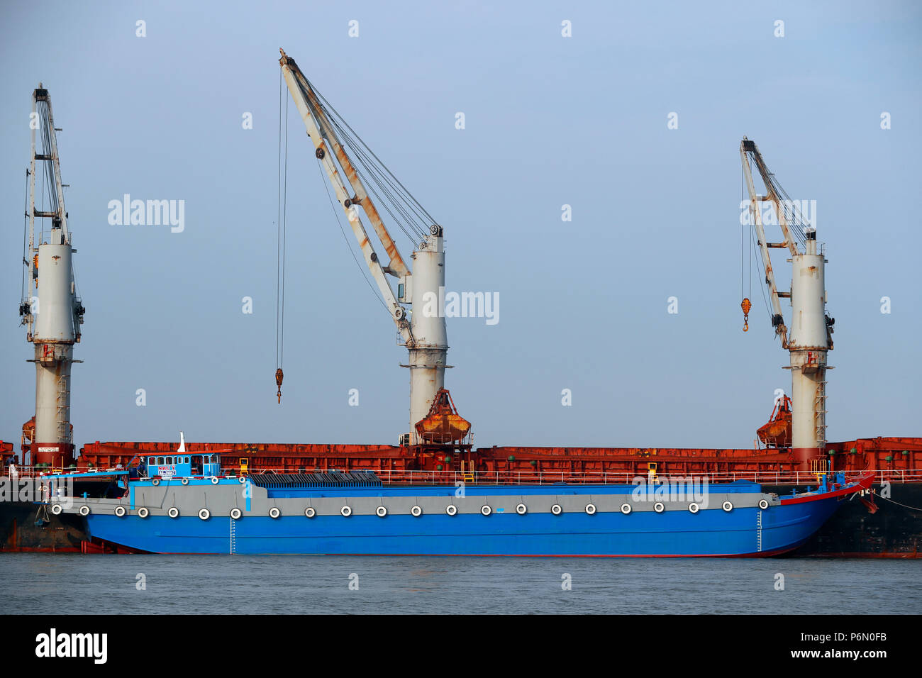Ship cranes hi-res stock photography and images - Alamy
