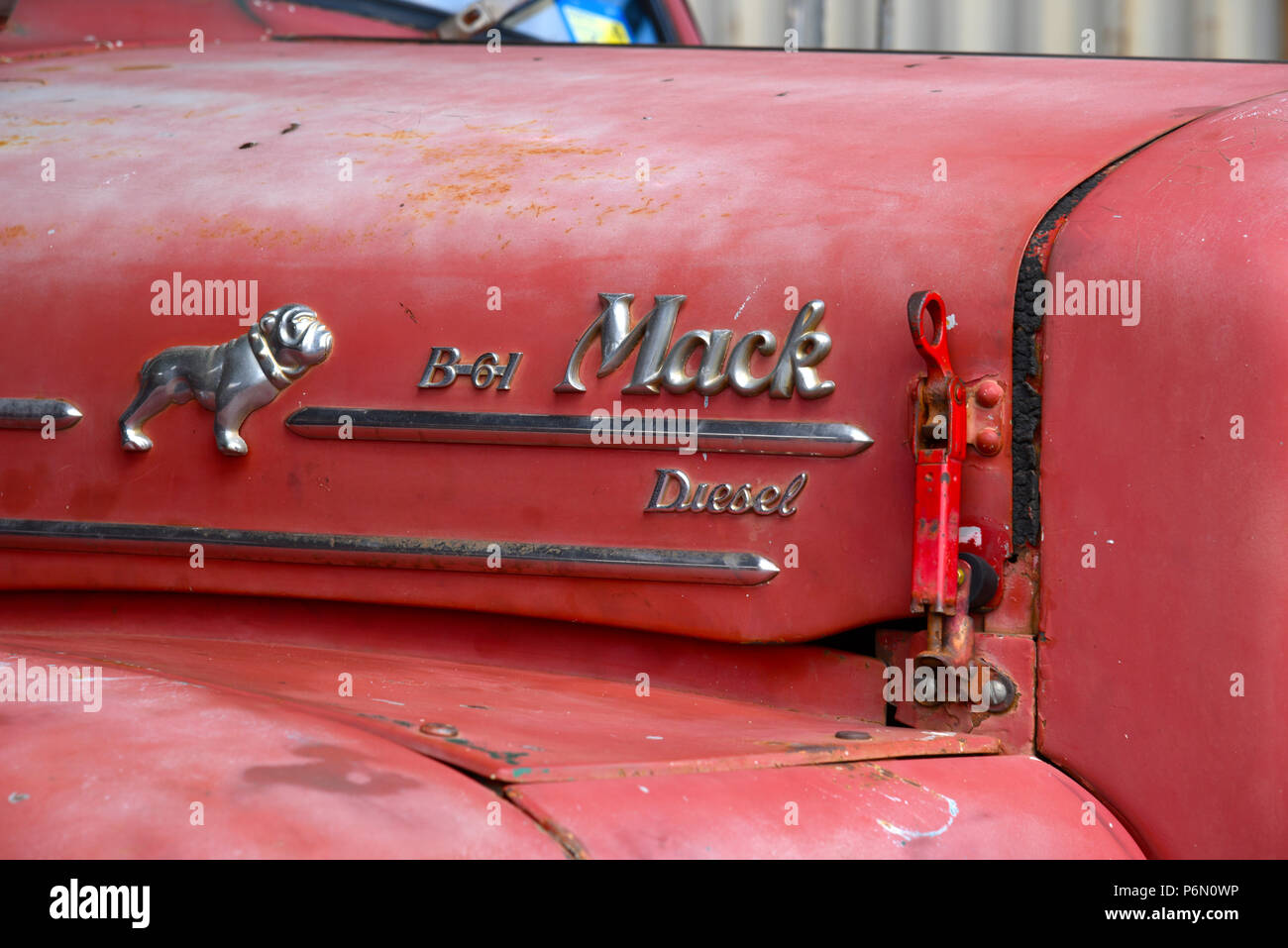 Front of mack truck hi-res stock photography and images - Alamy