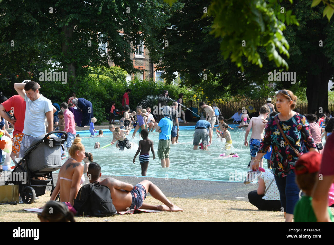 People in the paddling pool in clissold park hi-res stock photography ...