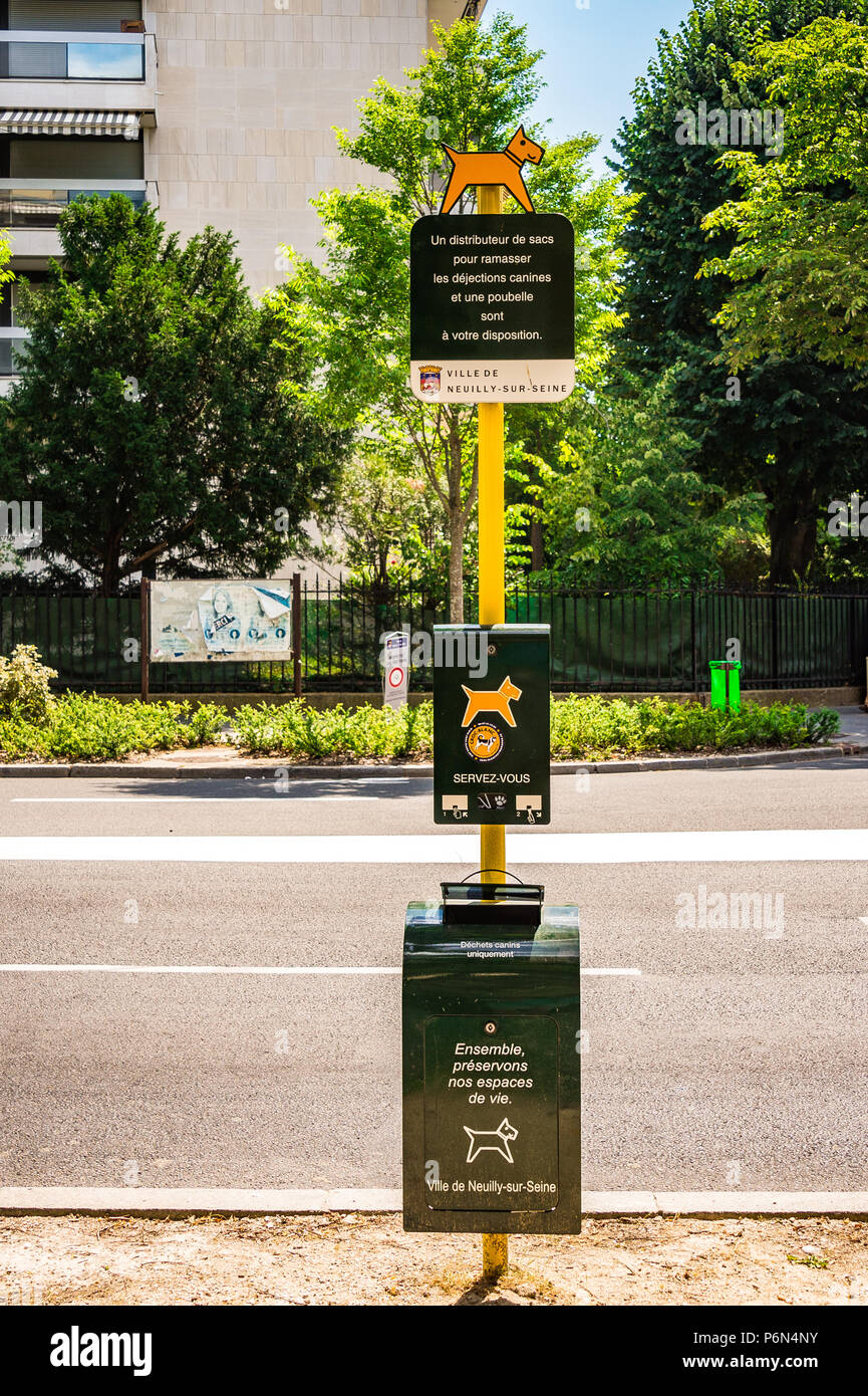 Dog Poo sign and bag service in Paris, France Stock Photo - Alamy
