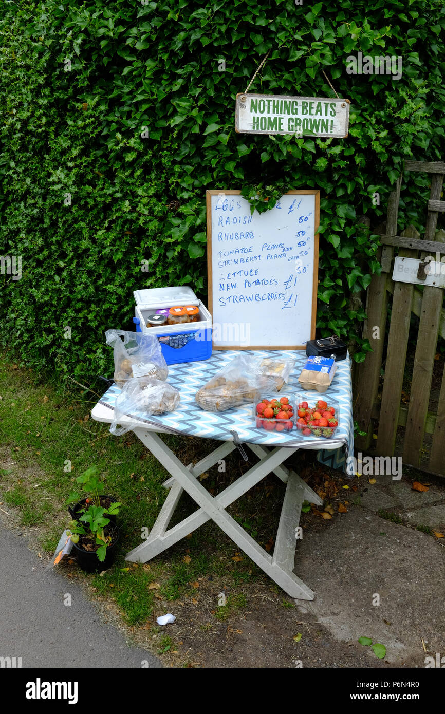 roadside table selling home grown produce Stock Photo - Alamy