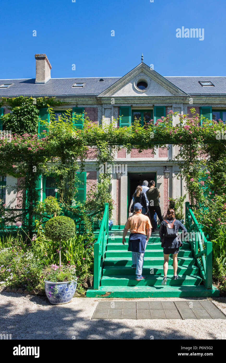 Tourists visiting the garden and house in summer of Impressionist ...