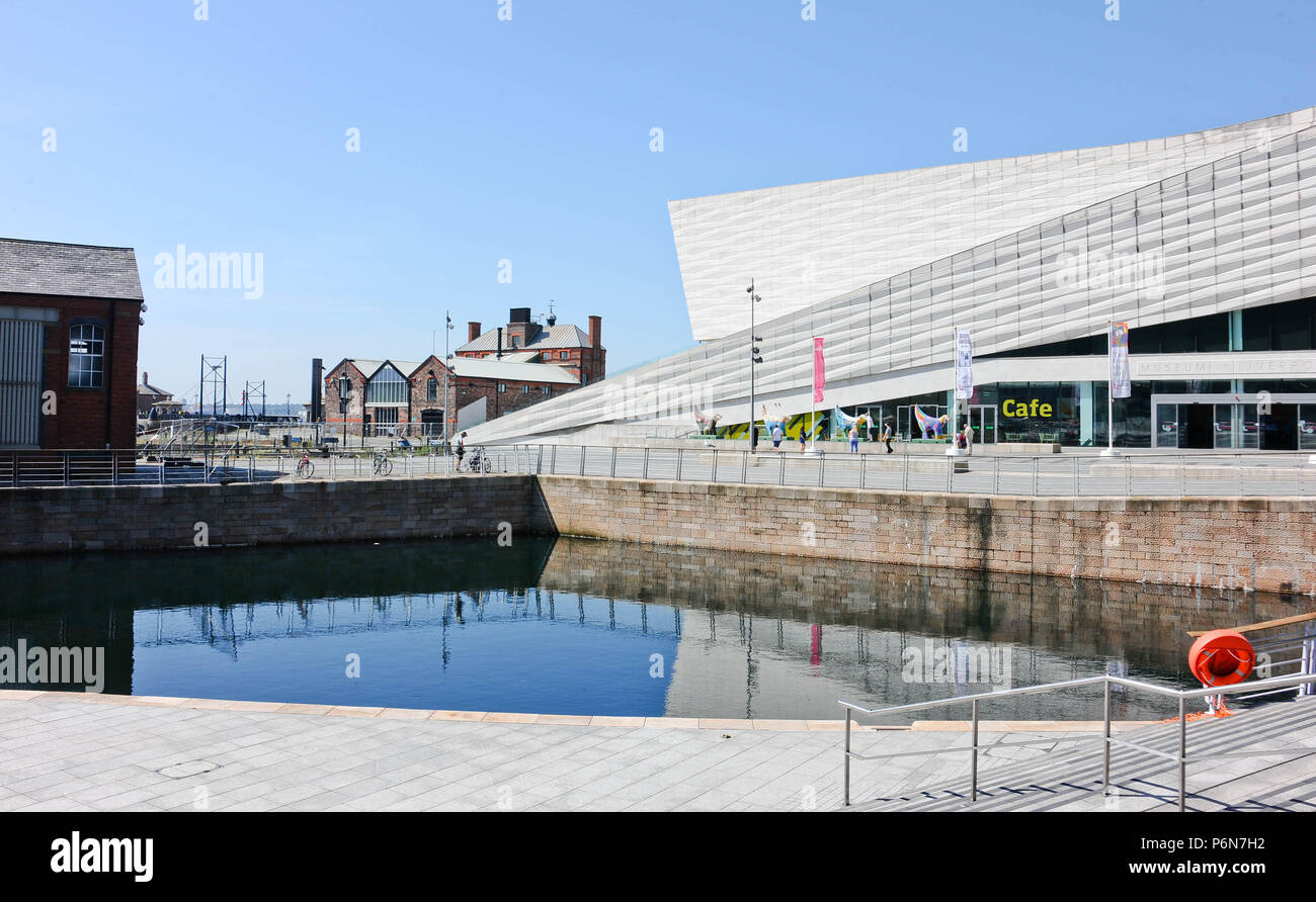 The strand liverpool city centre hi-res stock photography and images ...