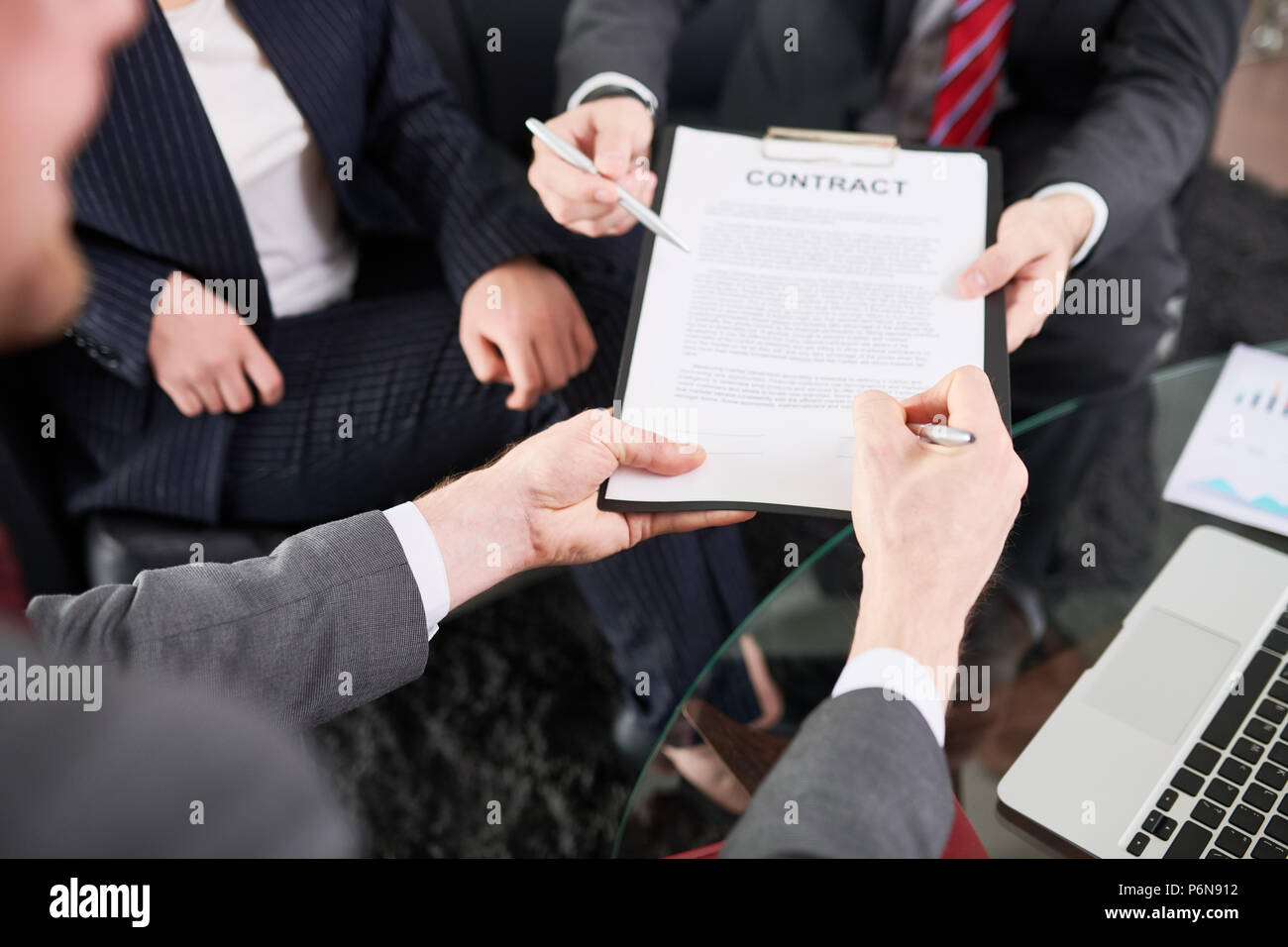 Signing a contract Stock Photo - Alamy