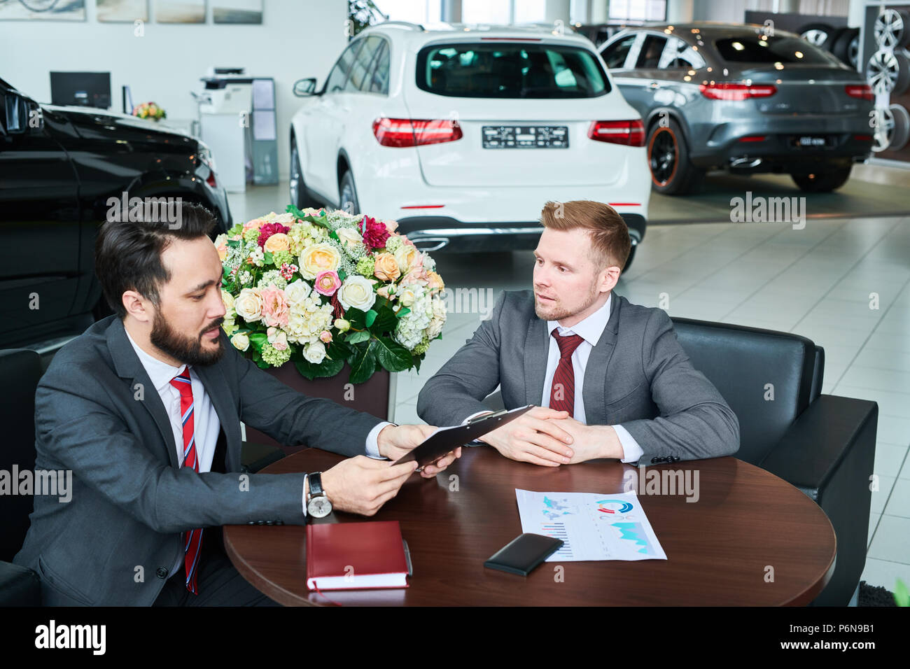 People customer salesman discussion hi-res stock photography and images ...