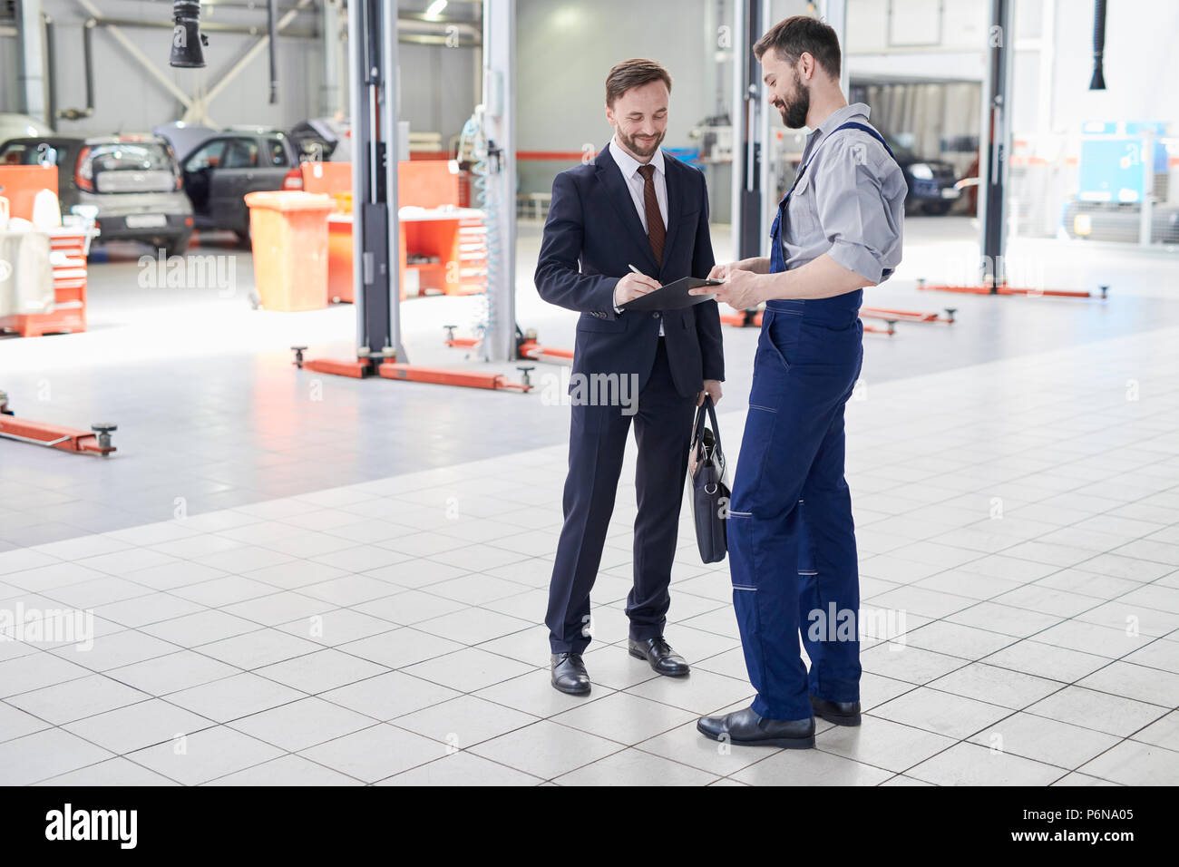 Businessman in car hi-res stock photography and images - Alamy