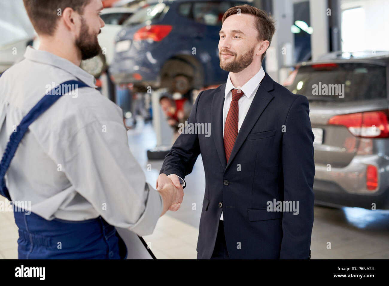 Car handshake mechanic hi-res stock photography and images - Alamy