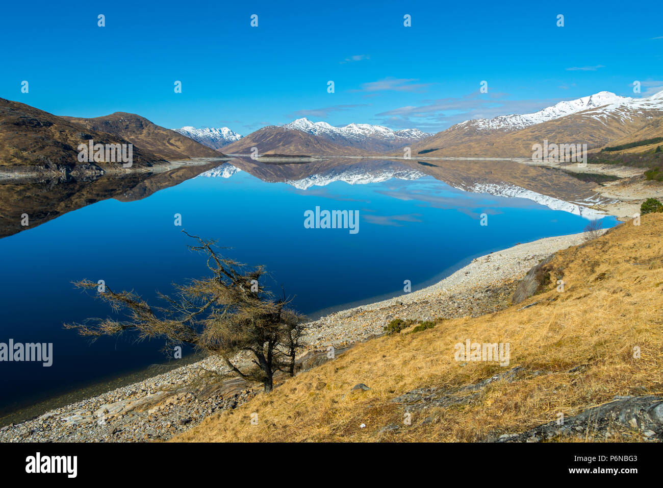 The Sgùrr a' Chlaidheimh and Sgùrr a' Mhaoraich ranges over Loch Quoich ...