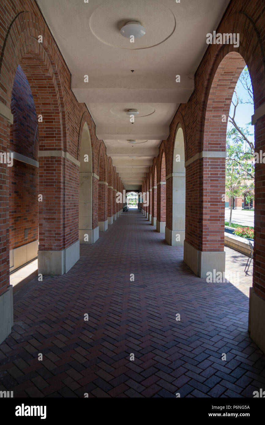 Red brick arch hi-res stock photography and images - Alamy