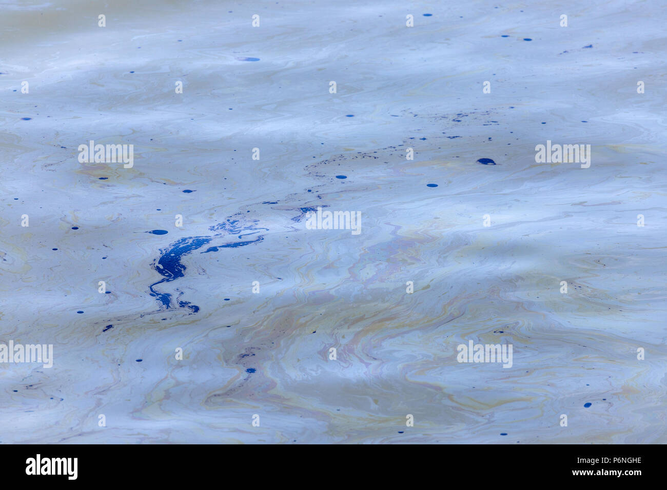 oil pollution in the water Stock Photo - Alamy
