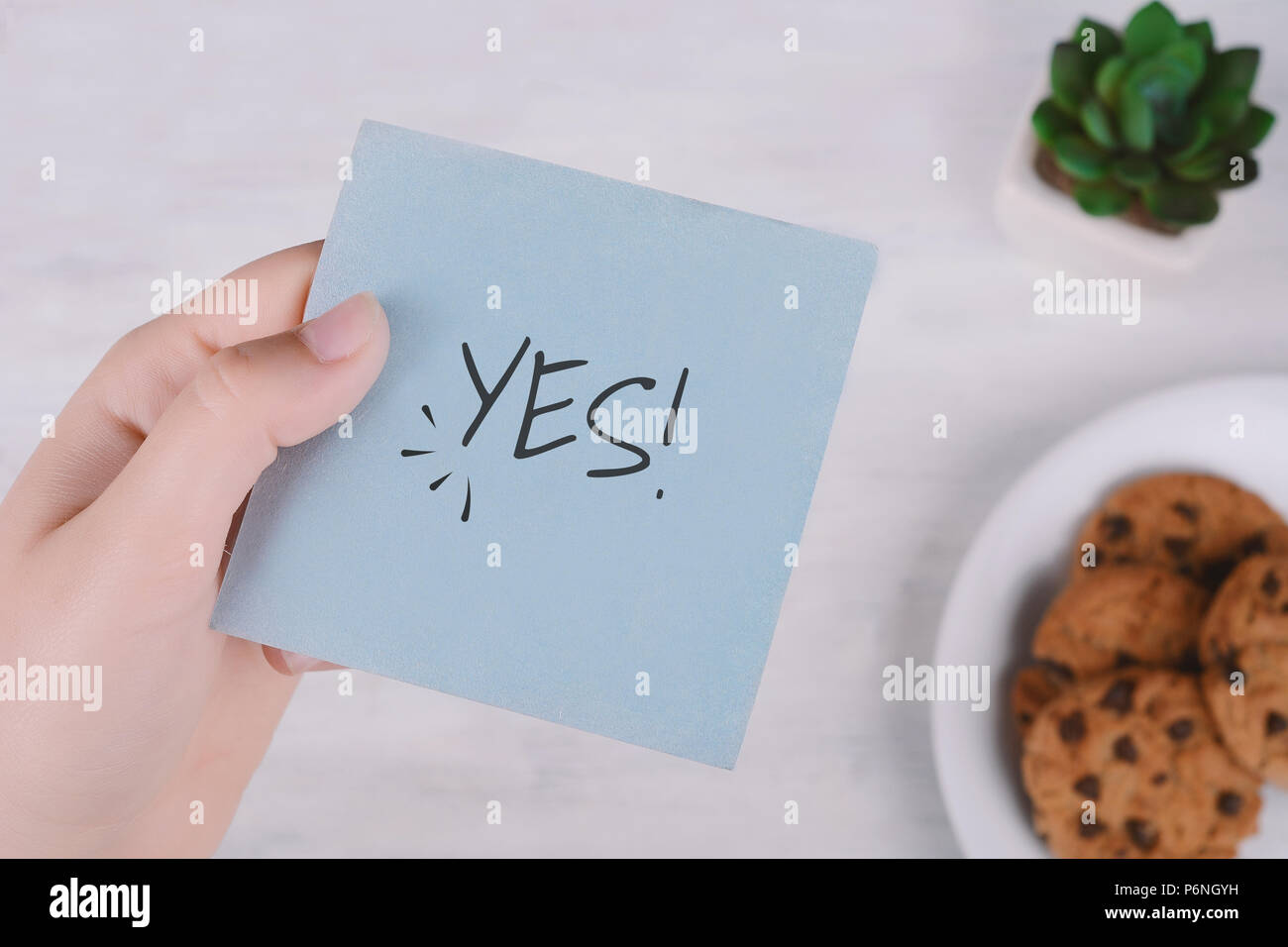 Woman hands holding note hi-res stock photography and images - Alamy
