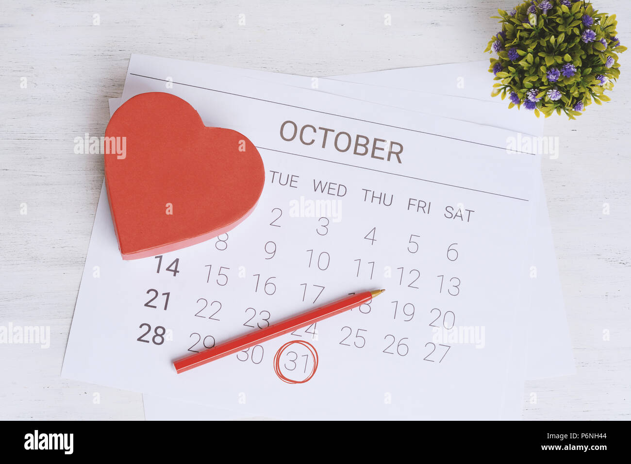 Calendar with gift box heart. Date, love concept Stock Photo - Alamy