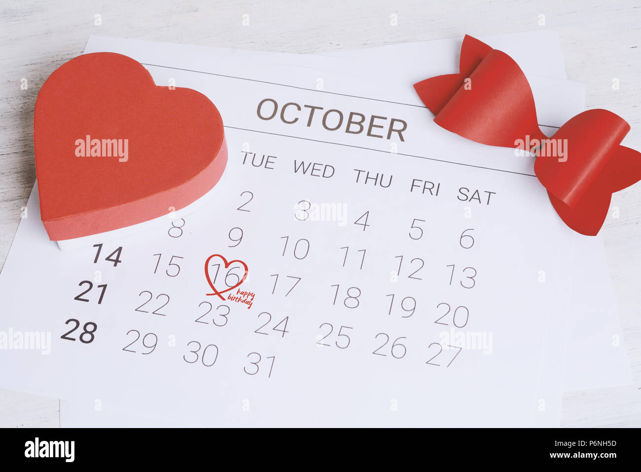 Calendar with gift box heart. Date, love concept Stock Photo - Alamy