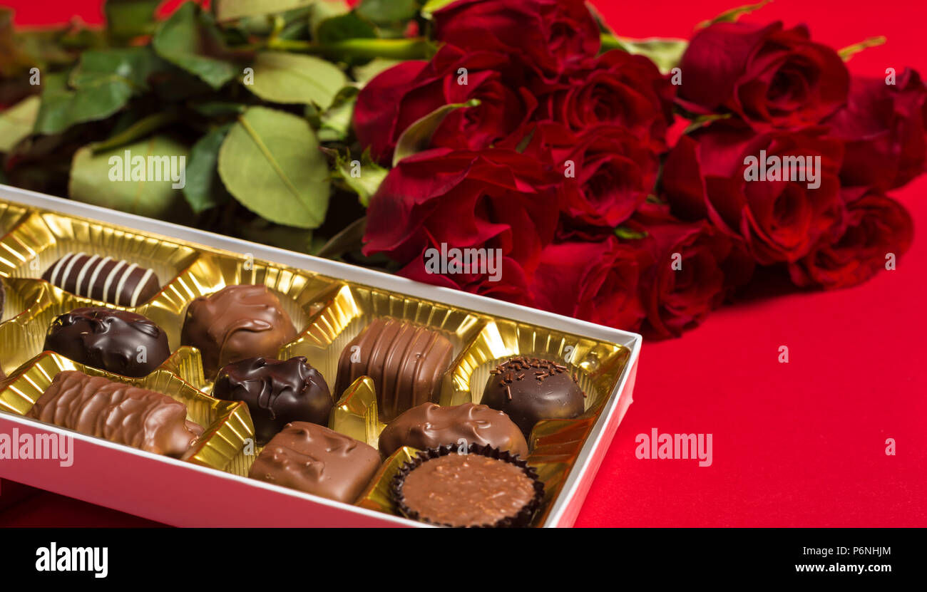 Box of chocolates and red roses hi-res stock photography and images - Alamy