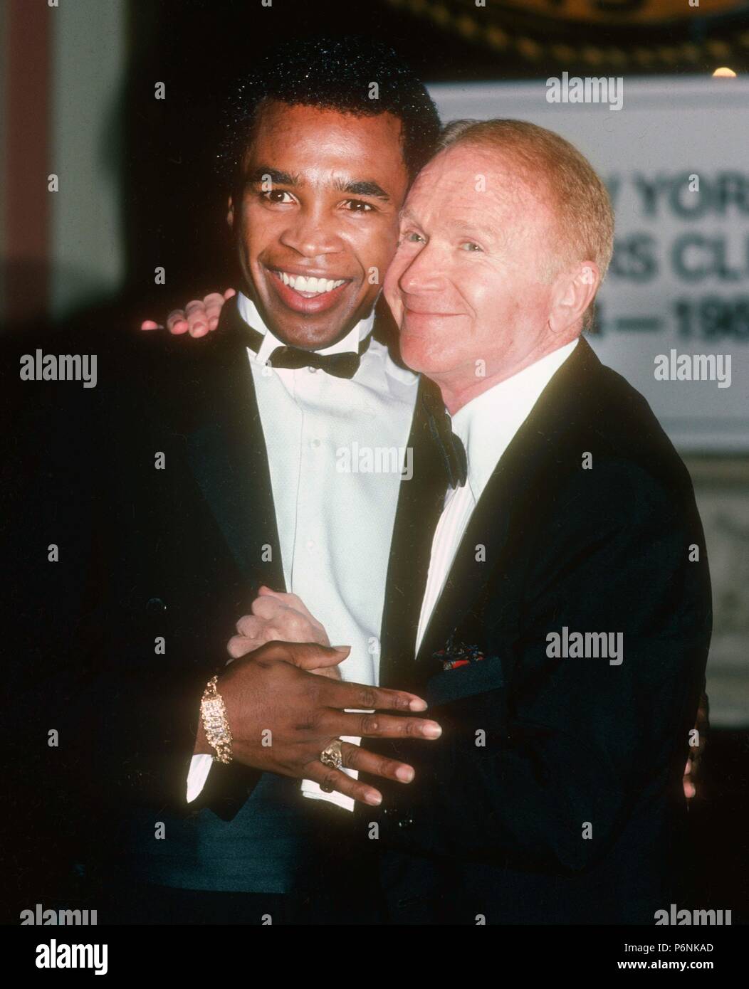 Sugar Ray Leonard Red Buttons 1983 Photo By Adam Scull/PHOTOlink ...