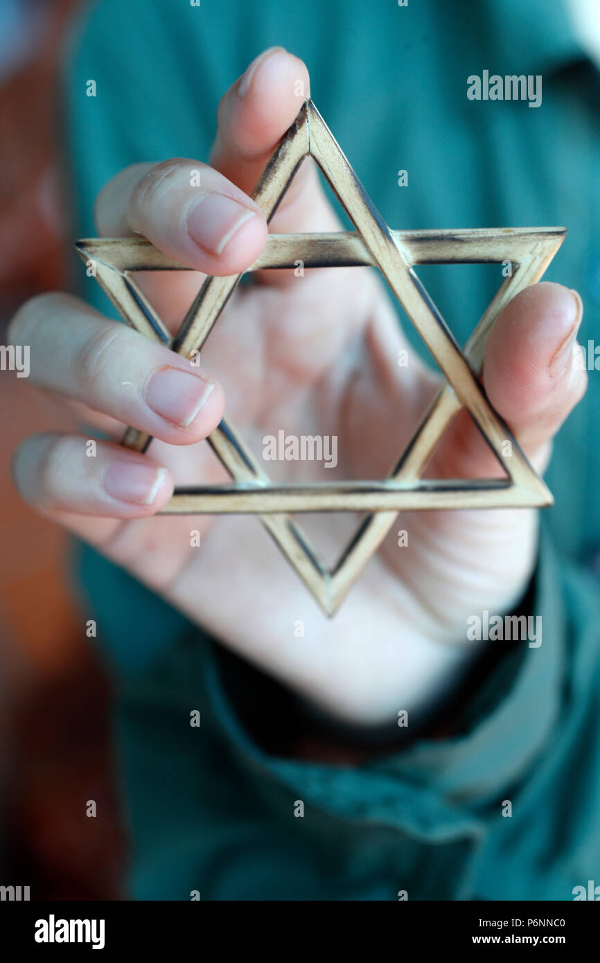 Hand in hand man woman hi-res stock photography and images - Alamy