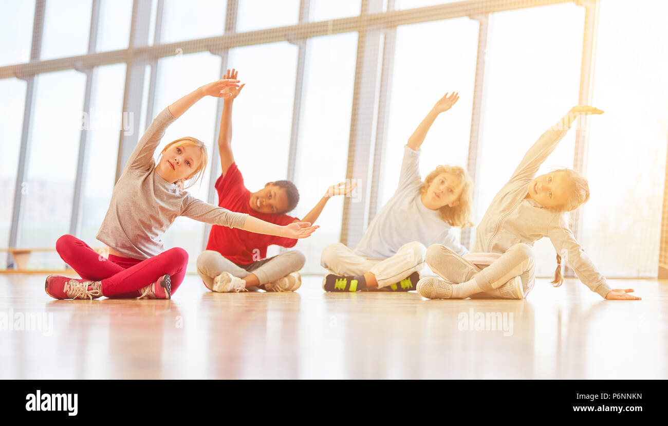 Kinder machen sport hi-res stock photography and images - Alamy