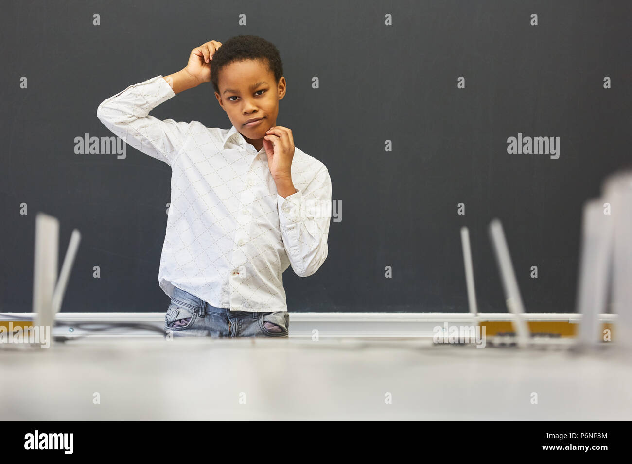 Child scratch head hi-res stock photography and images - Alamy