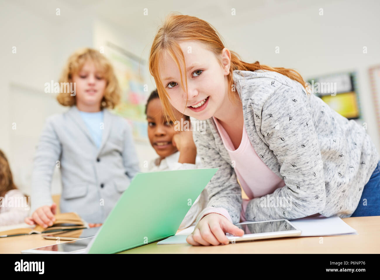 Primary girl computer hi-res stock photography and images - Alamy