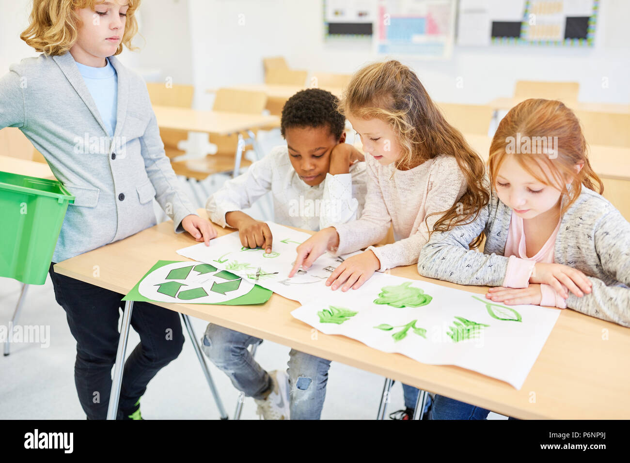 Group Children makes team work on ecology and environmental protection ...