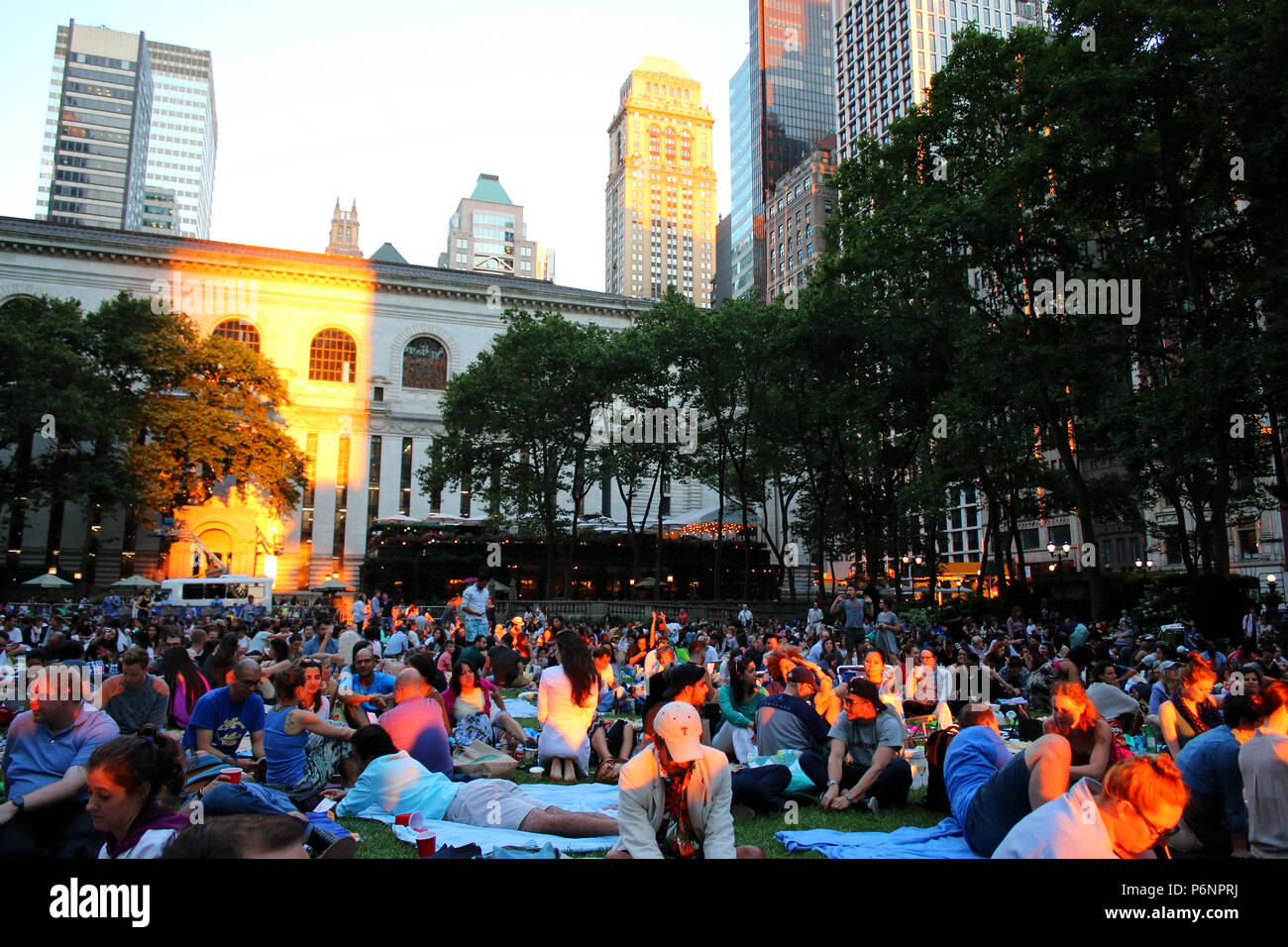 Bryant park avenue of the americas hi-res stock photography and images ...