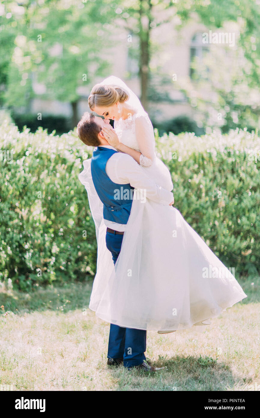Hug lift couple hi-res stock photography and images - Alamy