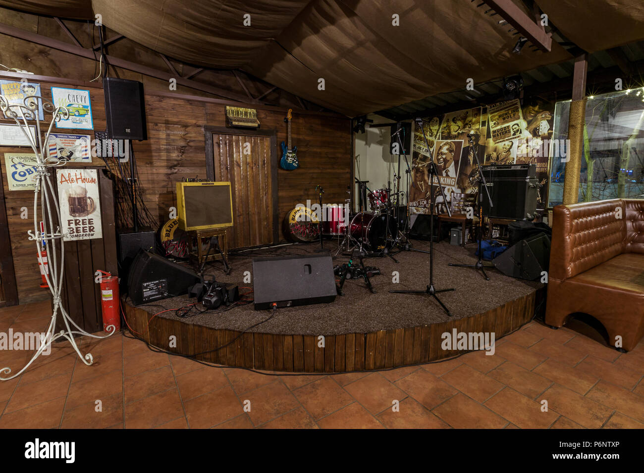 Empty pub stage hi-res stock photography and images - Alamy