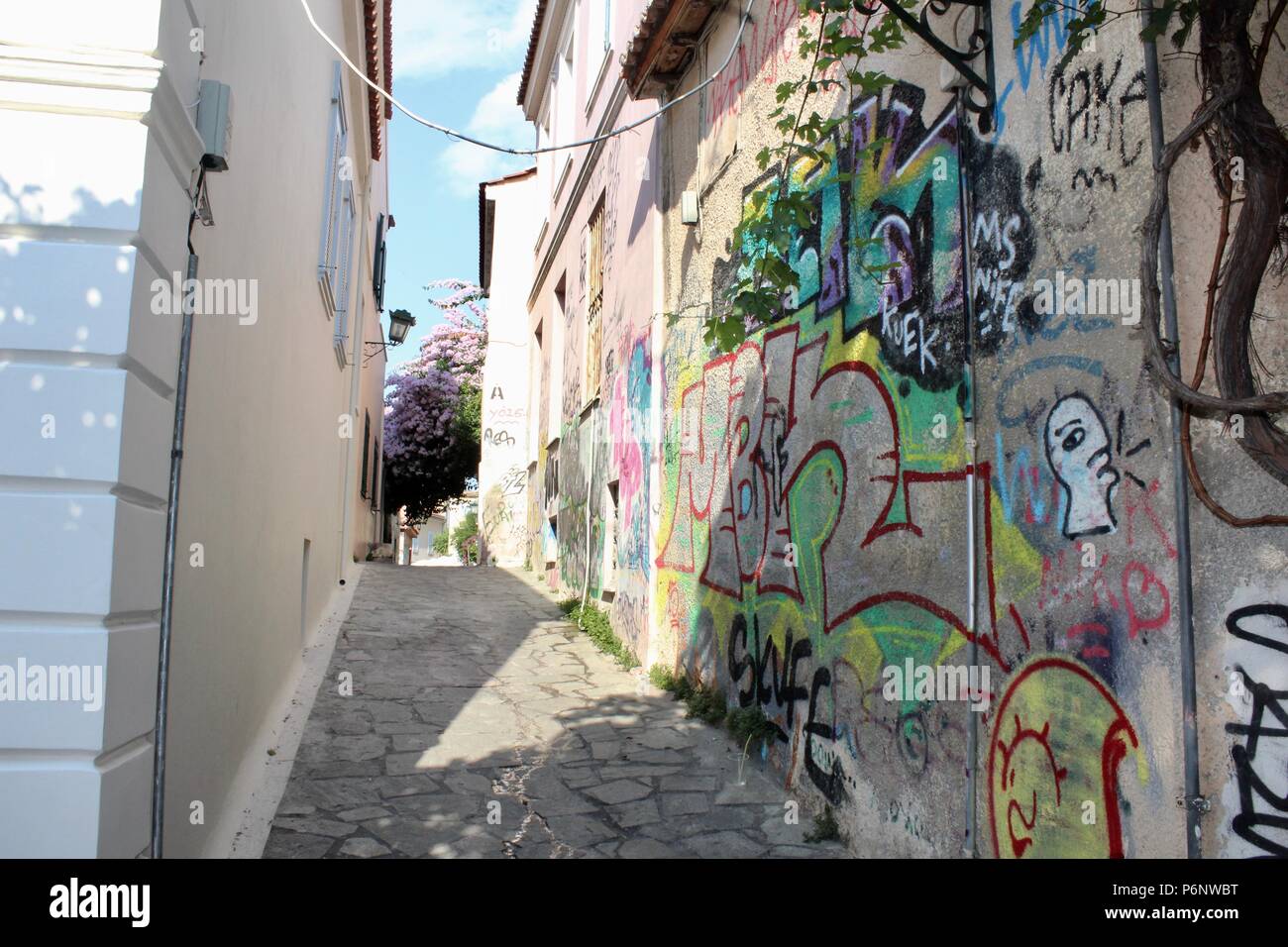 Graffitied buildings hi-res stock photography and images - Alamy
